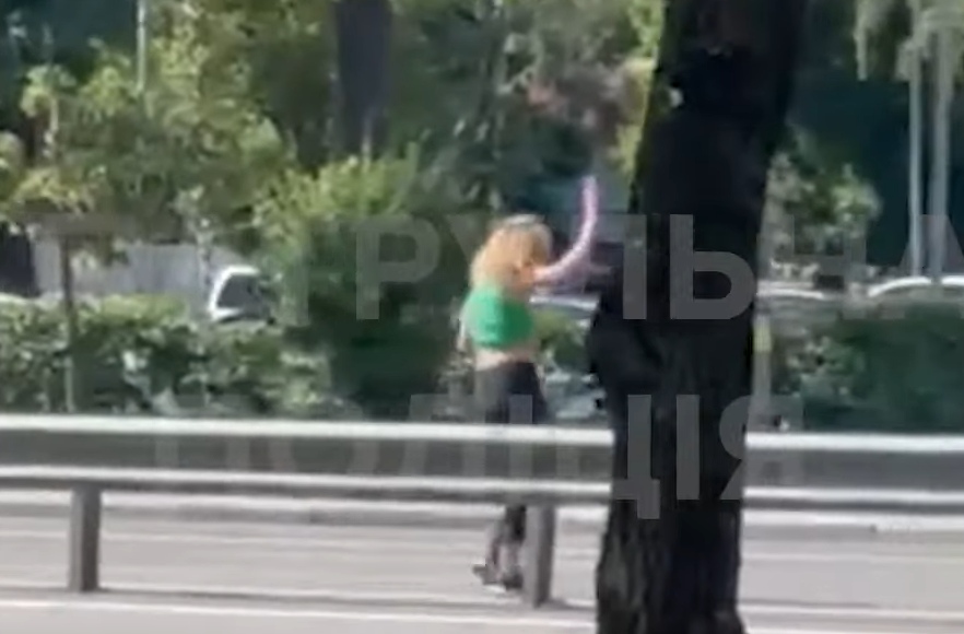 У Києві нетверезу дівчину збило авто інцидент потрапив на відео Новини
